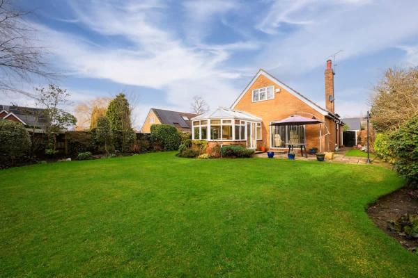 3 Bed Hale Barns Home Near Airport - Macclesfield