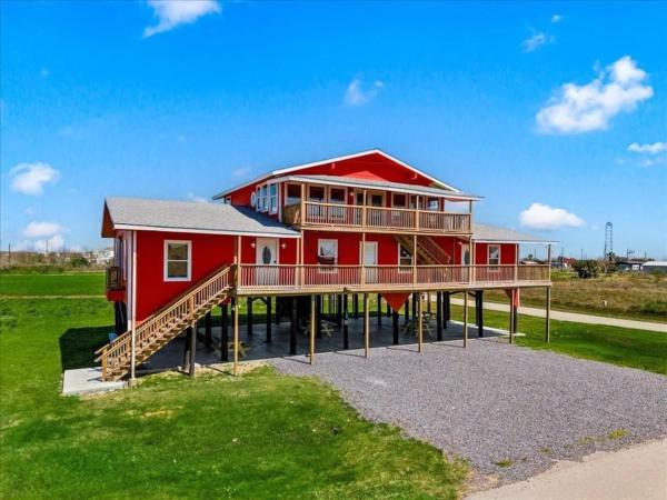 6 Bedroom, 3 Unit Triplex In Crystal Beach - Galveston, TX