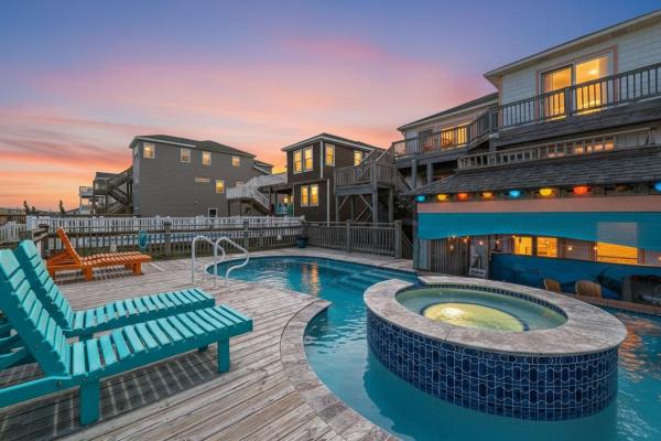 Joshua's Tiki Hut - Nags Head Mp 11, Oceanfront, Elevator, Pool, Swim-up Tiki Bar, Hot Tub, Pets Ok - Nags Head, NC
