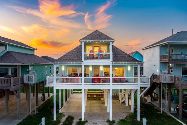 Beachfront Sleeps 14 Tikibar Pingpong & More - Crystal Beach