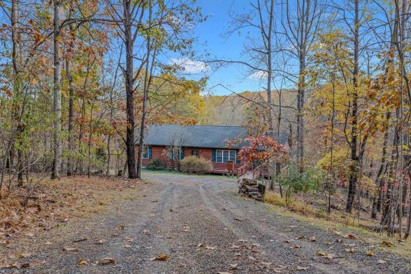 Creekview Cabin - Hot Tub, Ev Station, Pet Friendly, Screen Porch, Wifi, Grill, Fire Pit, Deck, Family Friendly, Game Room, King Bed - West Virginia