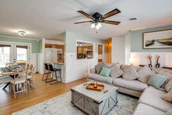 Musicians’ Beachside Retreat In Lake In The Hills - Algonquin, IL