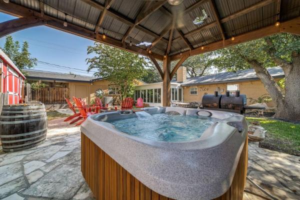 Blocks From Main Street I Pet-friendly, Hot Tub - Fredericksburg, TX