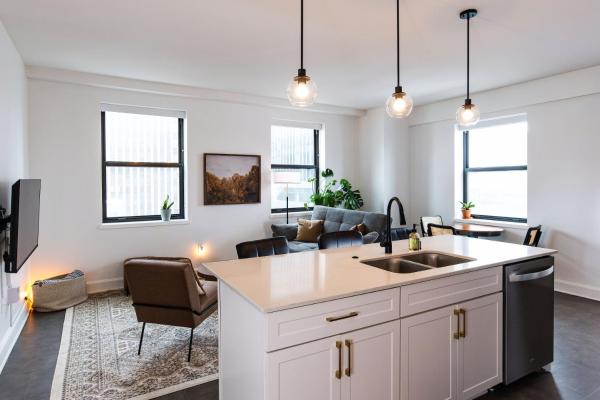 Luxury Downtown Apt With Parking, Gym, And Lap Pool · Sleeps 4-5 - Greenfield, WI