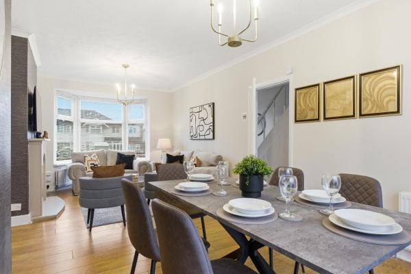 2026 - Wolves- 4 Beds Willenhall Bilston Junction 10 M6 A454 Keyway Junction - Wolverhampton Walsall-i54 Business Park, Six Mile Green Project - By Samina - Arz Stays - Regular Work & Long Stays Available - Wolverhampton