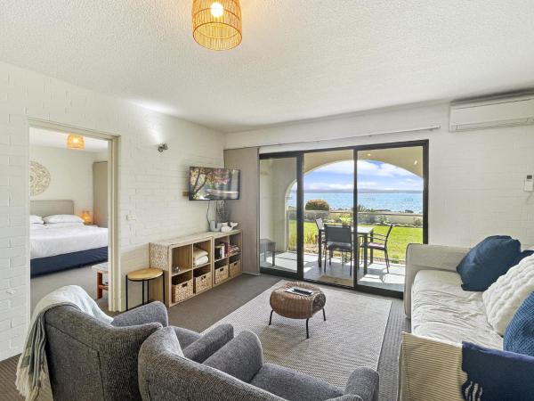 Beachside Apartment Overlooking Caseys Beach - Long Beach