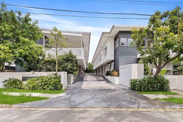 Stylish 3br Townhouse Camphill - Wifi, Parking - Brisbane