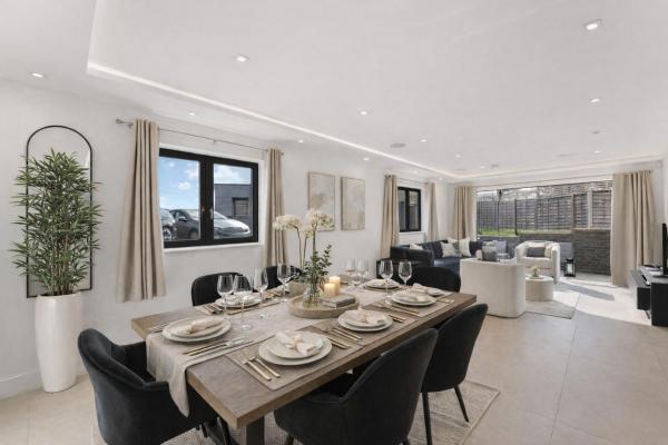 Exquisite 4br Designer Home With Smart Features, Free Parking & Skystream - Sleeps Up To 10 In Gerrards Cross Sl9 - Watford
