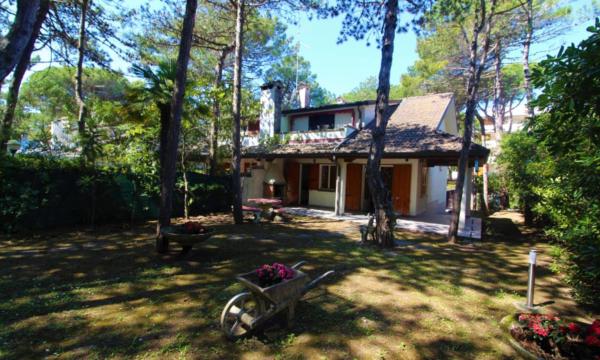 Spacious Villa With Garden By The Sea - Lignano Pineta