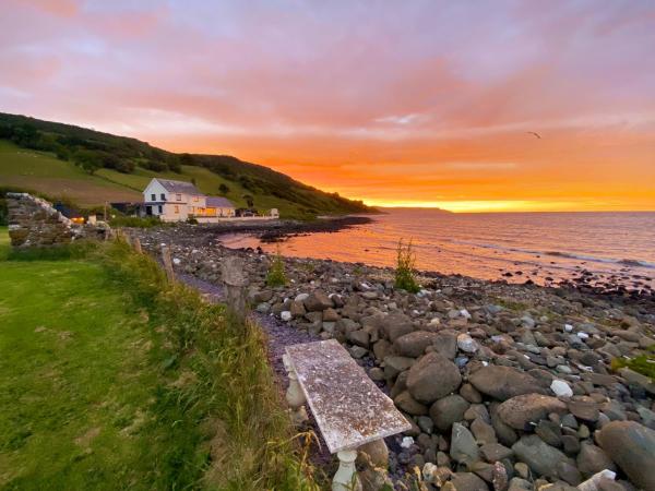 Beachfront, Antrim Coast, Stunning Views & Hot Tub - Carnlough