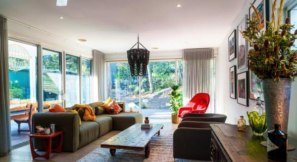 Montez House Retro-modernist With Pool Views - Guildford