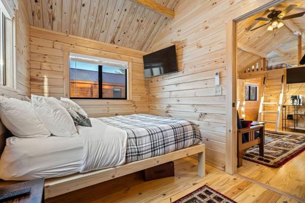 Cozy Ski Cabin #6 W/ Loft, Hot Tub - Maine