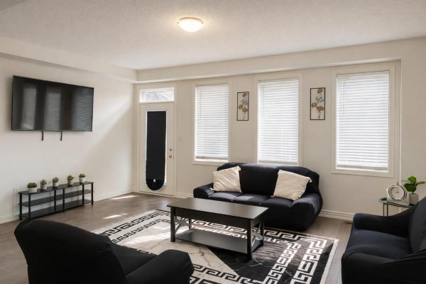 2024 Built 3-bedroom Cambridge Townhome With Free Parking, Wifi, Full Kitchen, Laundry, Robot Vacuum & Foosball - 8 Mins To African Lion Safari - Great For Families, Groups & Work! - St. George, Canada