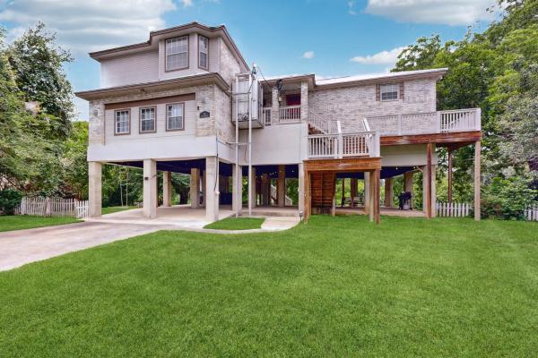 Riverfront Retreat W/ Wraparound Deck, Movie Room, Firepit - Seguin