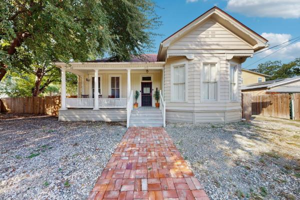 Historic Charmer With Updated Appliances, Enclosed Yard, & Ac - Near Downtown - San Antonio, TX