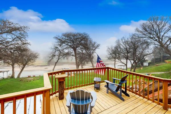 Idyllic Waterfront Getaway With Private Hot Tub & Deck Views - Near Golf - Seguin