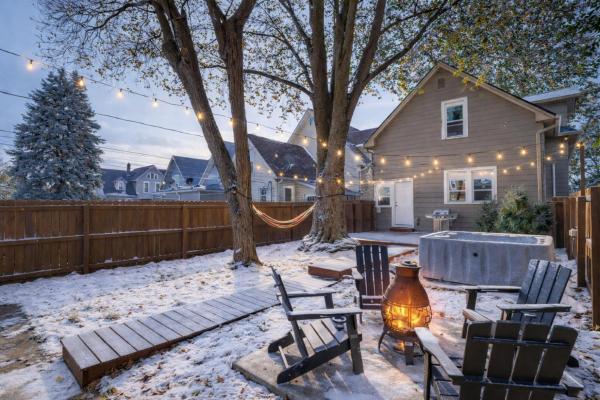 Indy Cozy Winter Retreat - Sleeps 14! Hot Tub, Putting Green, Pool Table, Firepit & Pet Friendly Just 5 Min To Indy Dt - Mars Hill, IN