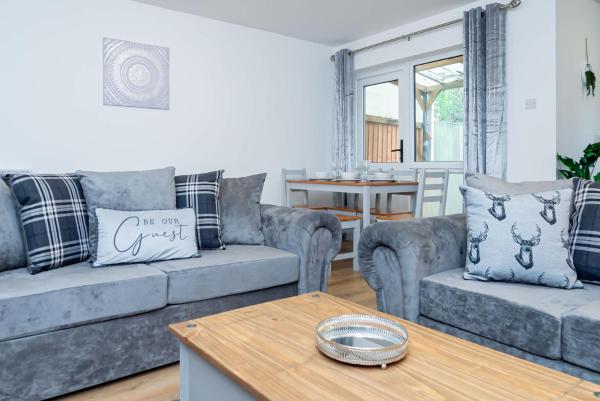 Spacious Home Near Heathrow & Windsor With Parking - Staines-upon-Thames