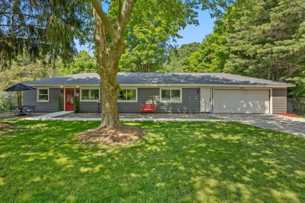 The Pines – Modern, Pet-friendly Retreat Steps From Wedding Venue | Hot Tub & Bike Trail Access - Holland, MI