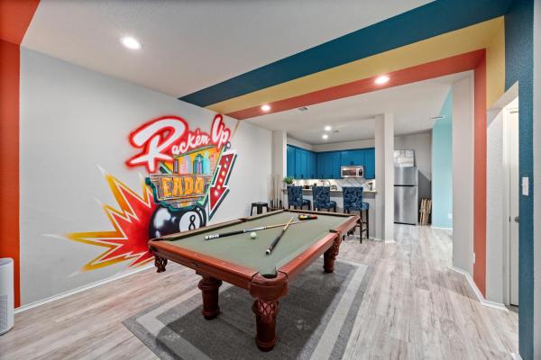 Modern 3-story Townhome W Pool Table, Sleeps 10 Near Stadiums - Houston, TX