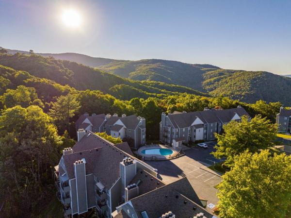 Cozy Chalet Pool & Hot Tub Mountain Views - Gatlinburg, TN