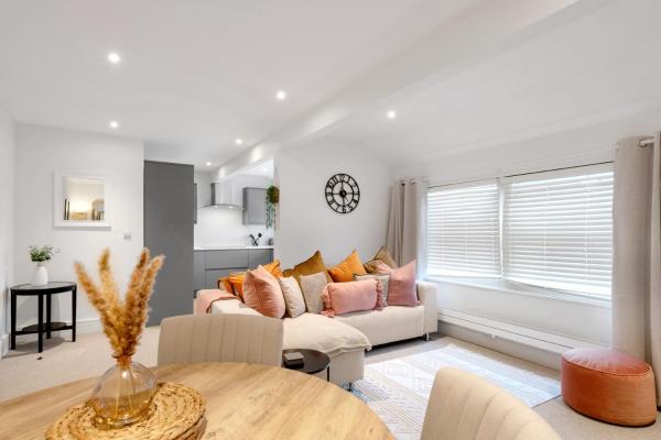 Osbourne House Pink 2 Bed, 2 And Half Bath - Birmingham