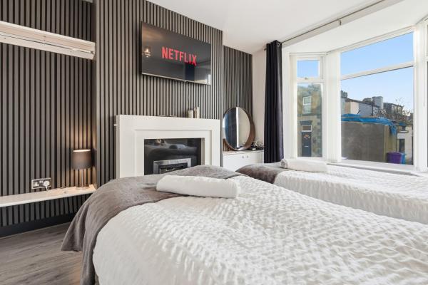 The Crews Quarters Anfield - Sleeps 9 - Modern - North Wales