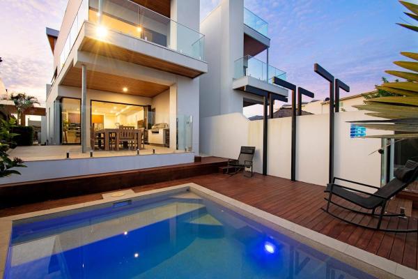 Wanderlust - Heated Poolpool Table - Broadbeach