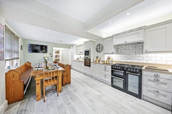 Large Victorian Family Home, Central Matlock, Hot Tub And Games Room, 13 Guests - Chesterfield