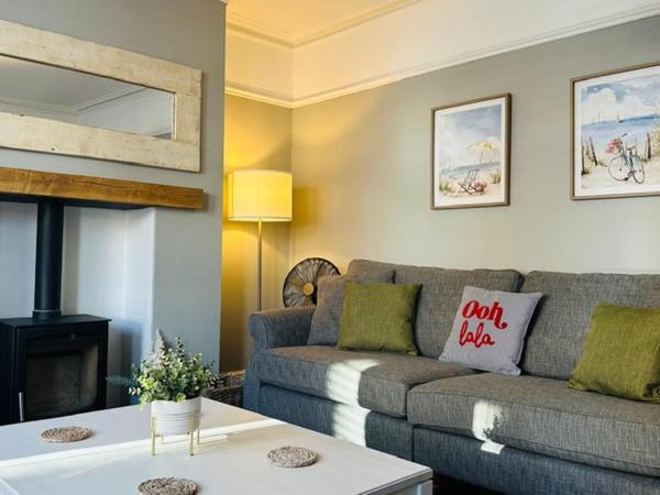 Coast House Cromer - Sleeps 15, Hot Tub, Sea Views - Norfolk