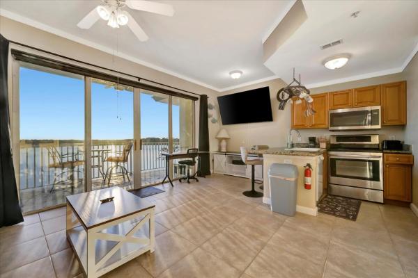 Sunsets Waterview Balcony King Bed & Heated Pool - St. Petersburg, FL