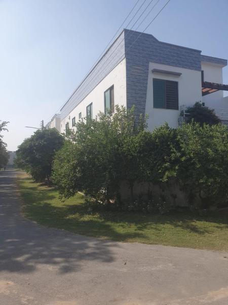 A Fully Furnished One Kanal Corner House With Installed Solar System Hybrid And Net Metering Near Park With Portable Water Suply - Pakistán