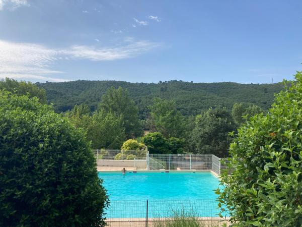 Lou Soulèu Piscine Petanque Tennis Et Lac D'esparron - France
