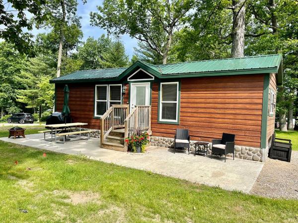 Isle Royale Chalet Cottage - Howell, MI