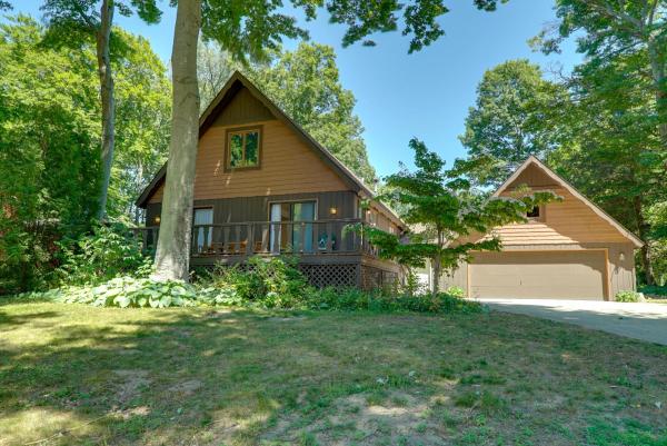 1 Mi To Tunnel Park: Holland Home W/ Fire Pit - Macatawa, MI