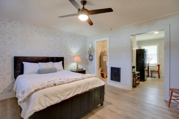Sleek Huntsville Studio 3 Mi To Downtown - Huntsville, AL