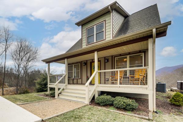 Hot Tub + Blue Ridge Mtn Views: Waynesville Home - Waynesville, NC