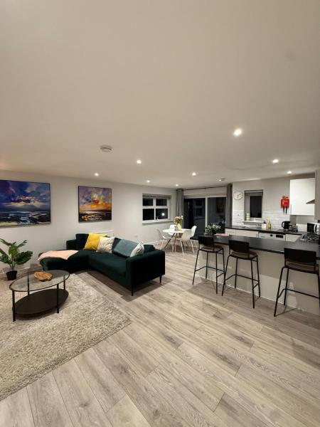 Stylish 2 Bed Apartment, Rainham - Private Parking - Romford