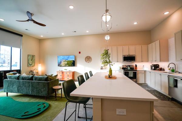 Peridot Suite - New 2bdrm 2bath Loft Near Mass! - University of Kansas, Lawrence