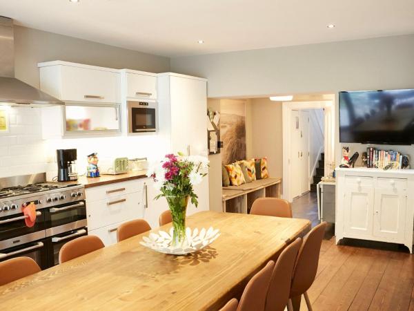 Holiday Home Gemütliches Haus Für 10 Personen Stadt 15 Minuten Zu Fuß Straßenbahn 5 Minuten By Interhome - Dublin, Ireland