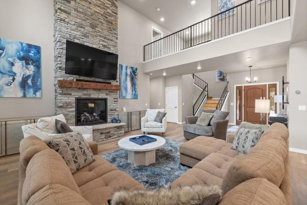 The Northern Peaks Retreat! Hot Tub! Views! - Deadwood, SD