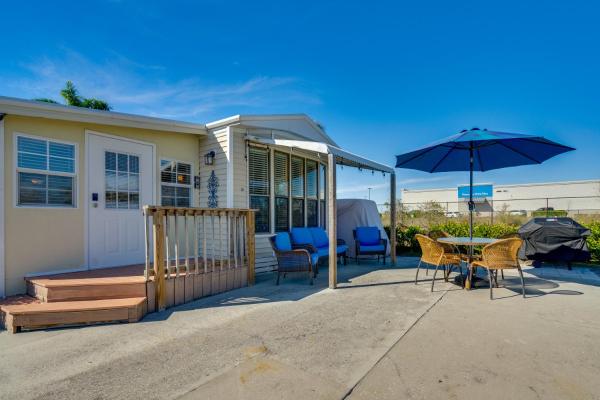Relax Poolside: Couples Retreat 3 Mi To Gulf! - Fort Myers Beach, FL