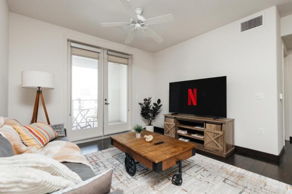 Cute 1bedroom Apartment With Pool View, Parking And Gym - Hollywood, CA