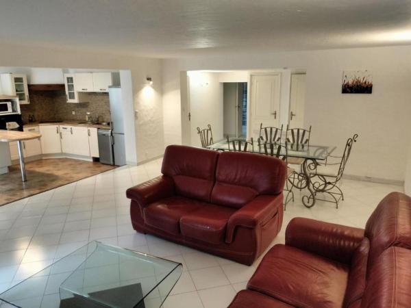 À Louer Rez De Maison Dans Quartier Charmant - Cap Estérel