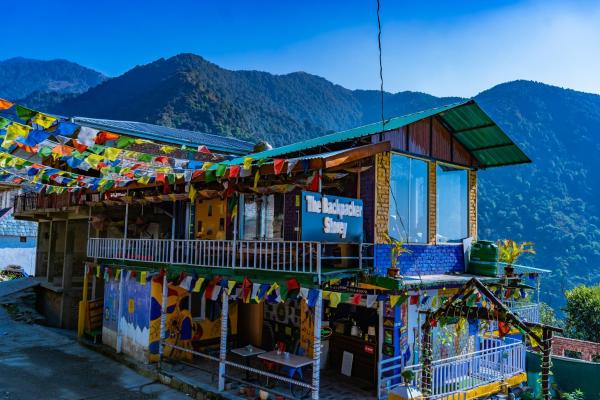 Backpacker Storey - Barot