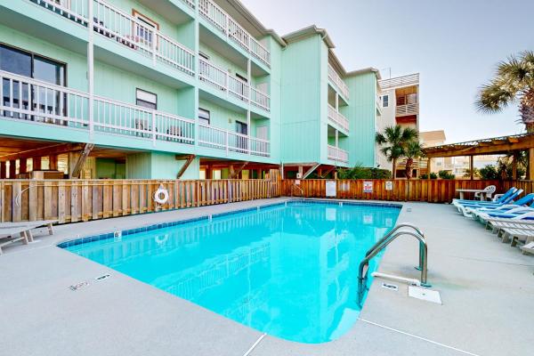 Dog-friendly Condo Near The Beach With Pool, Covered Balcony, Streaming, & W/d - Carolina Beach
