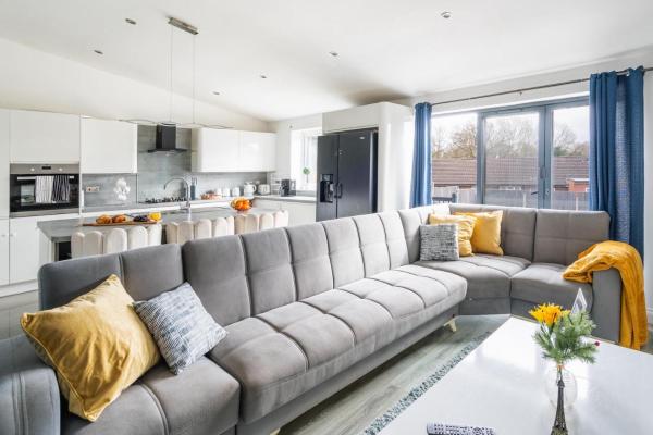 Spacious 4-bedroom With Free Parking Spaces For Contractors And Business Travellers - Hemel Hempstead