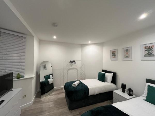 The Court Residence - 4 Bedroom House - Wolverhampton