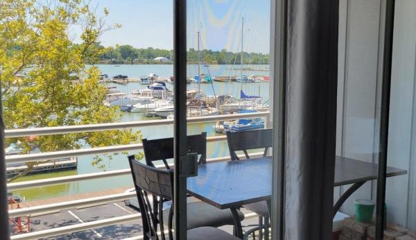 Port Clinton Paradise- Waterfront 2 Bedroom, Pool, Hot Tub, Sauna, Fire Pit - Port Clinton, OH