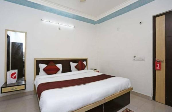 Hotel Bed & Room - Agra
